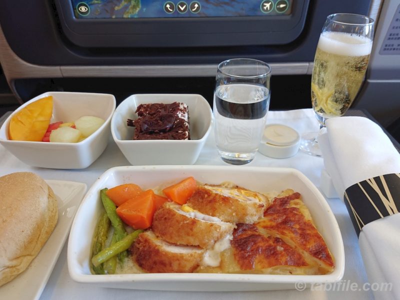 キャセイパシフィック CX906 マニラ → 香港 | CATHAY PACIFIC B777-300 Business Class ...